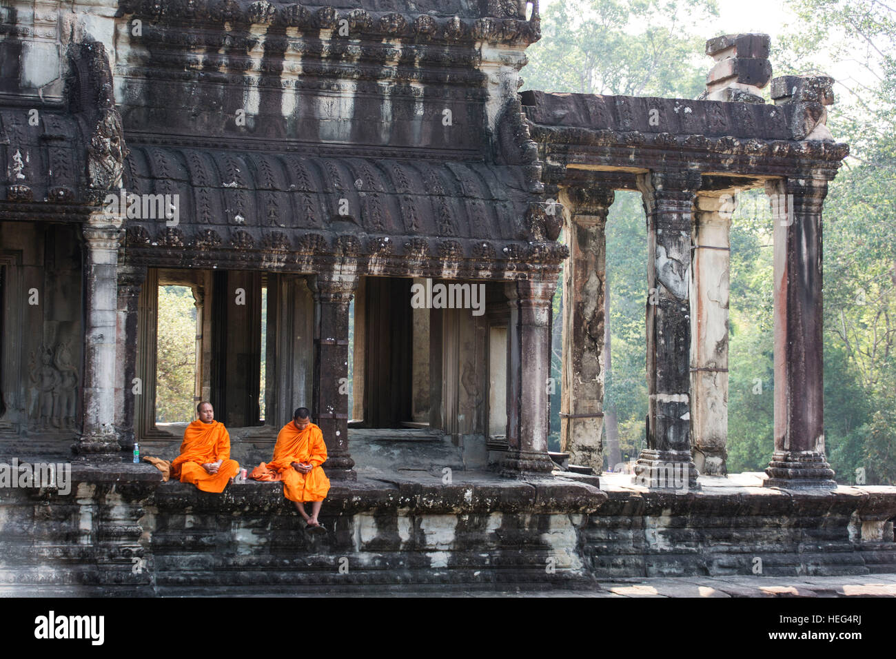 Angkor, pavilion with monks in the "Angkor Wat Stock Photo - Alamy