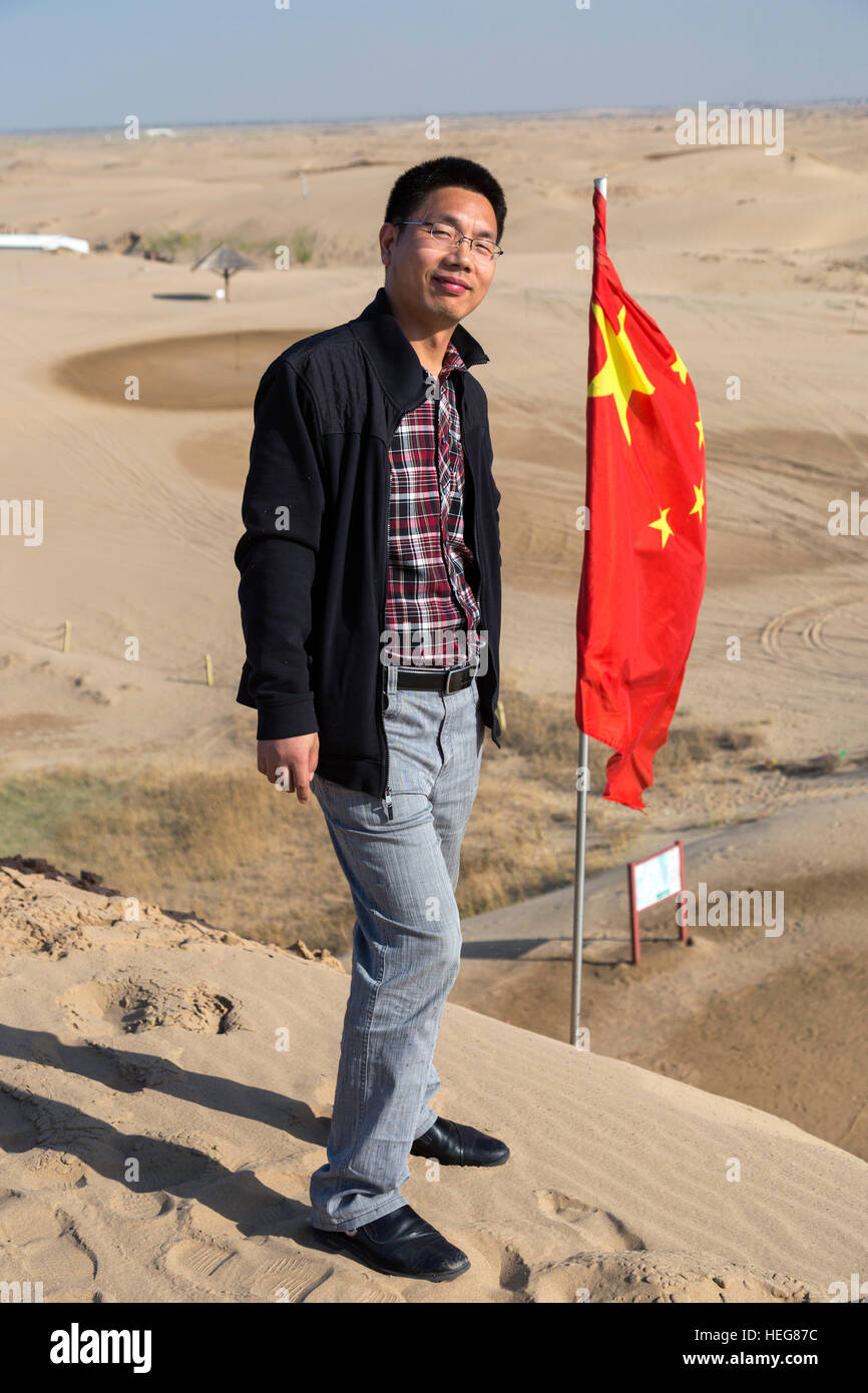 Chinese Tourist On Dunes Sand Lake Shizuishan Ningxia China Stock