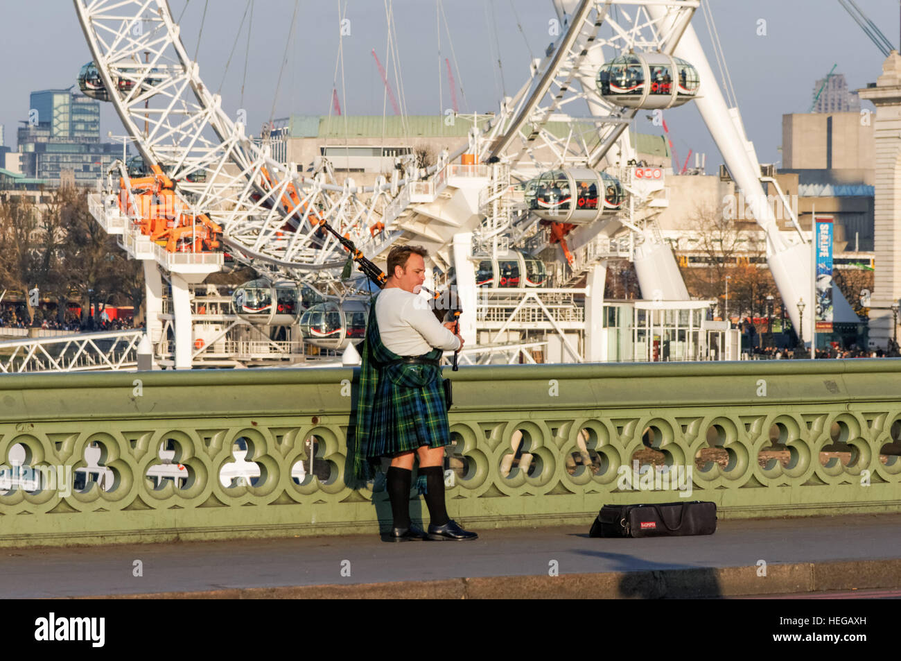 London westminster bagpipe playing hi-res stock photography and images ...