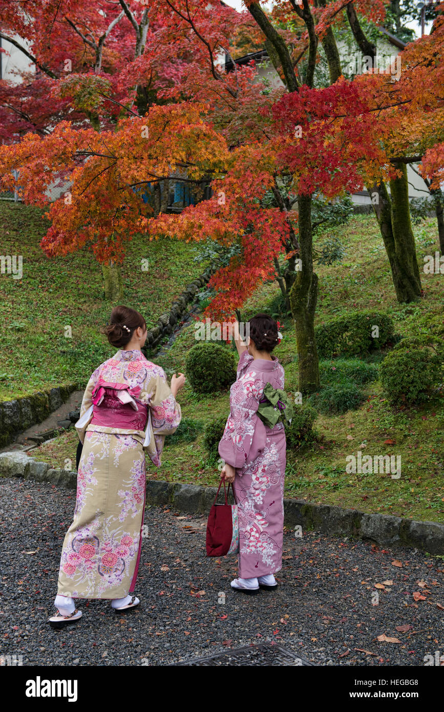 Japan tourists kimono hi-res stock photography and images - Alamy
