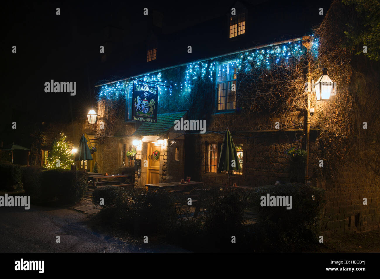 Falkland Arms pub in Great Tew at christmas. Oxfordshire, England Stock ...