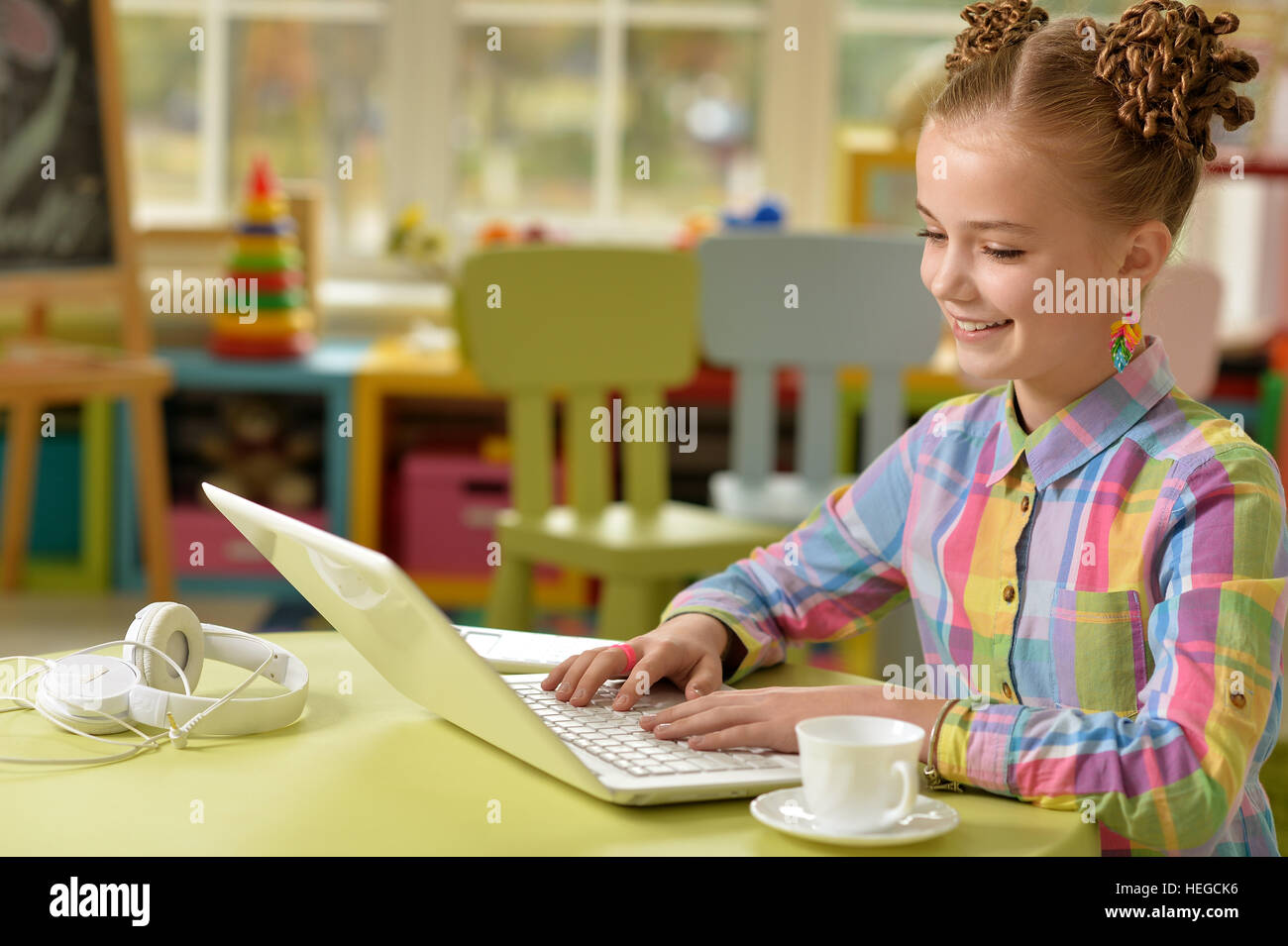 little girl using laptop Stock Photo - Alamy