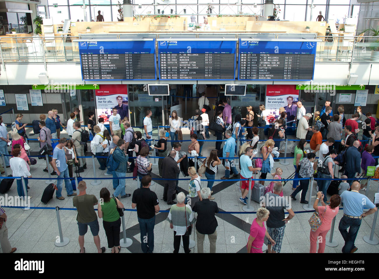 Airport checkin queue hi-res stock photography and images - Alamy