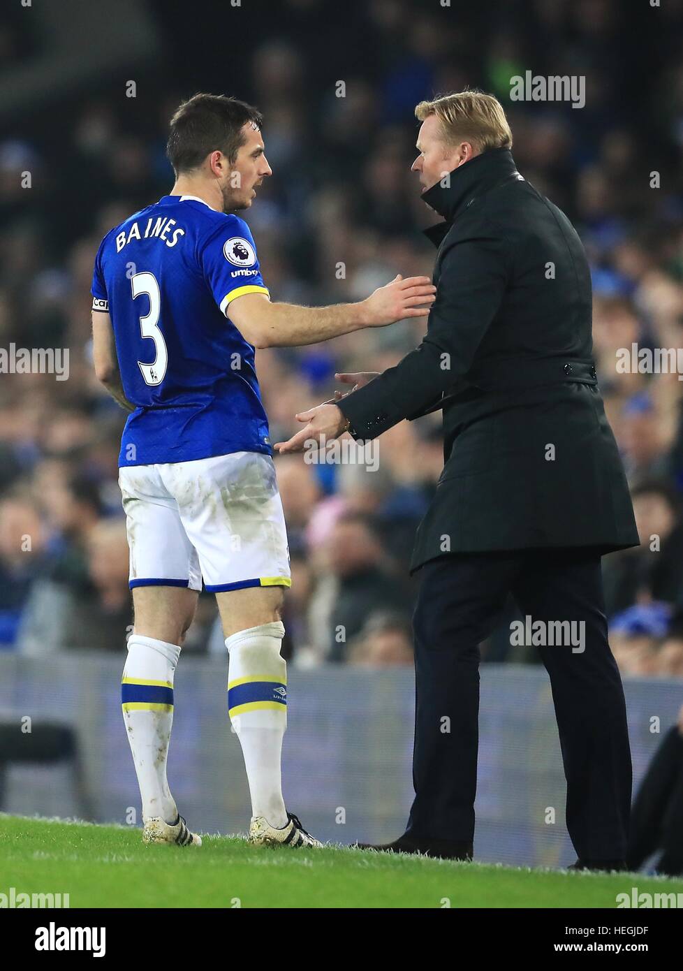 Everton manager Ronald Koeman (right) talks tactics with Leighton ...