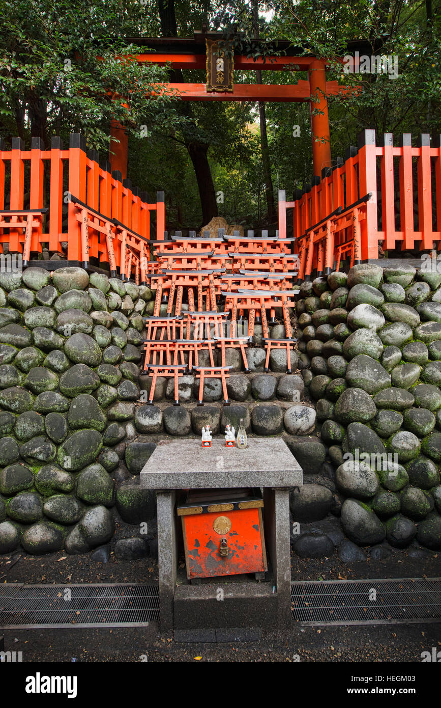Miniature torii shrine gates at Fushimi Inari Shrine, Kyoto, Japan ...