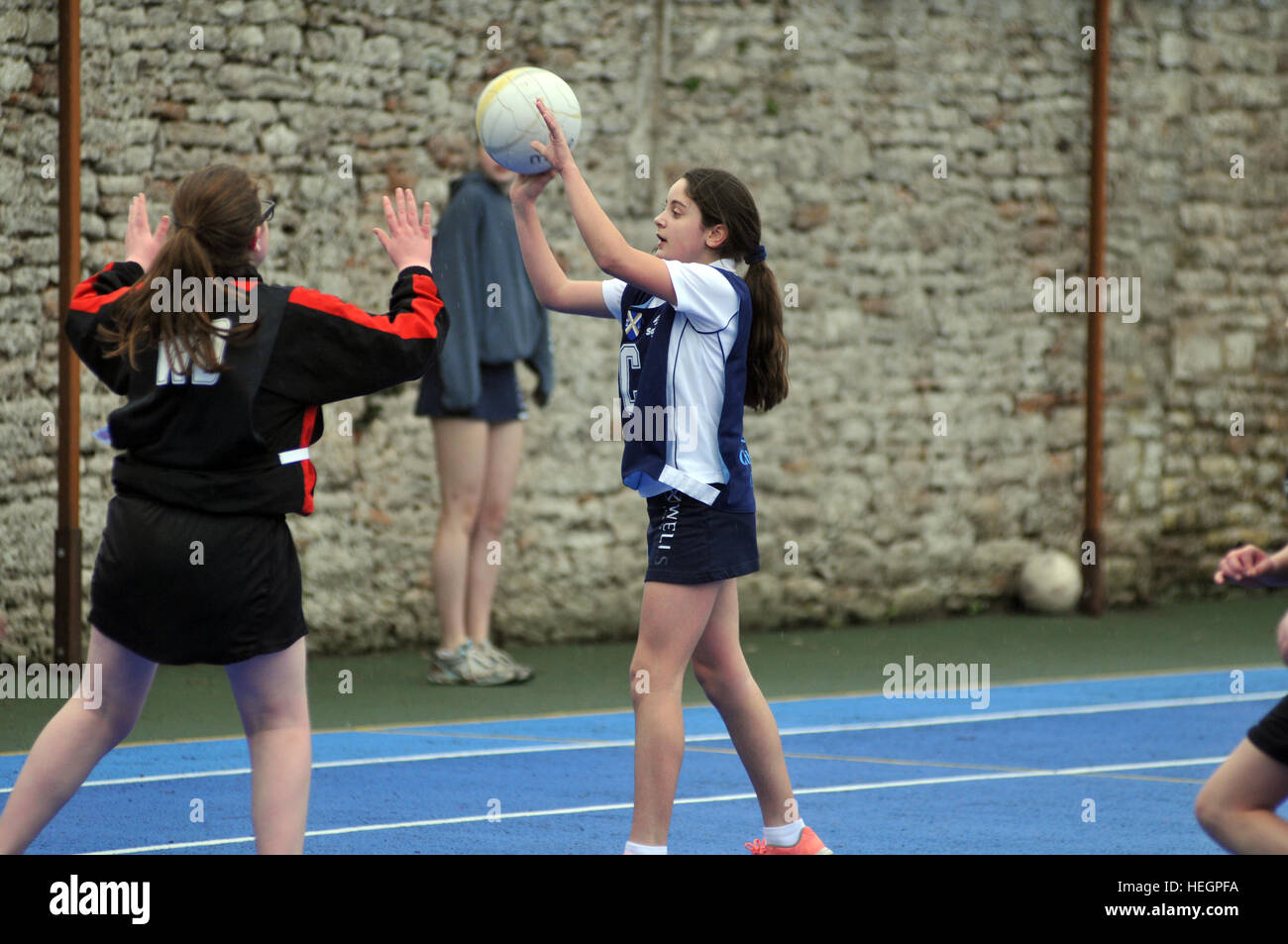 Girls playing netball hi-res stock photography and images - Alamy