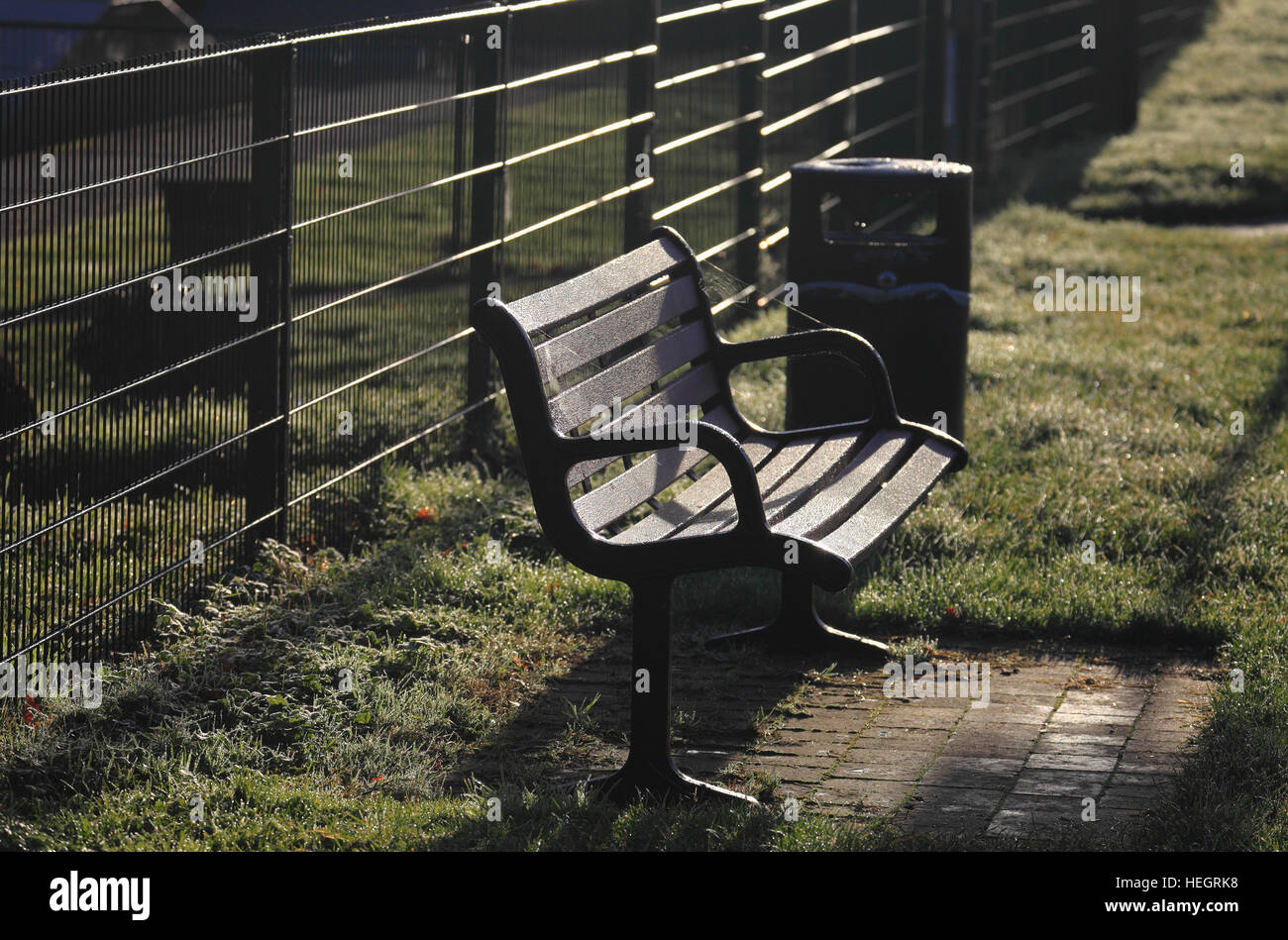Park bench and litter bin on a Winter's morning Stock Photo - Alamy