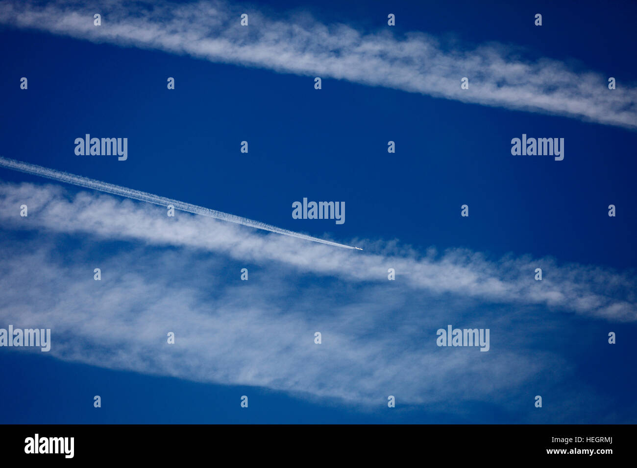 Aeroplane flight trail hi-res stock photography and images - Alamy