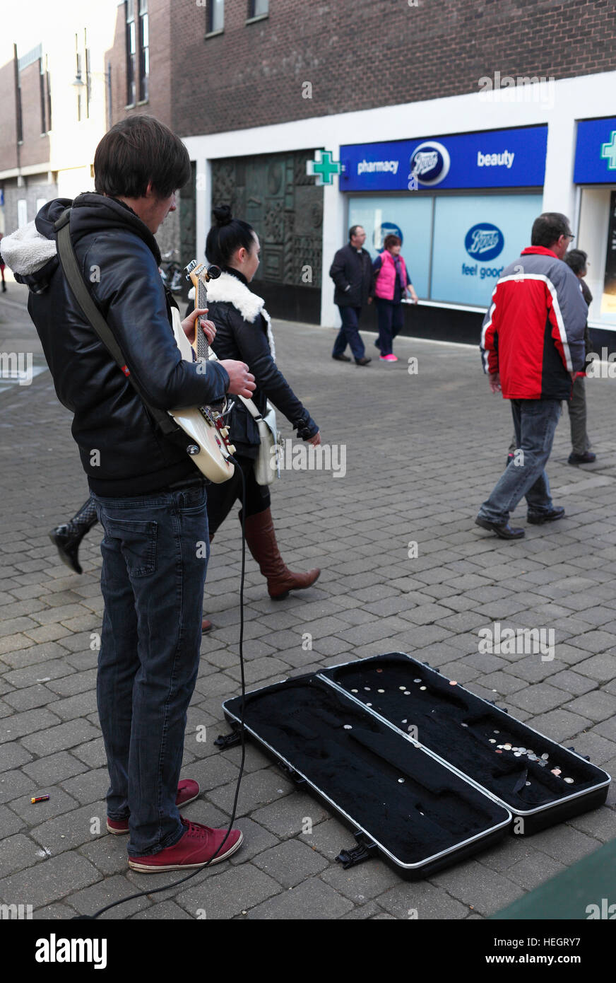 Busking guitarist hi-res stock photography and images - Alamy