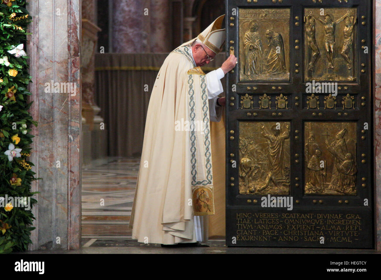 The holy door in st peters basilica hi-res stock photography and images ...
