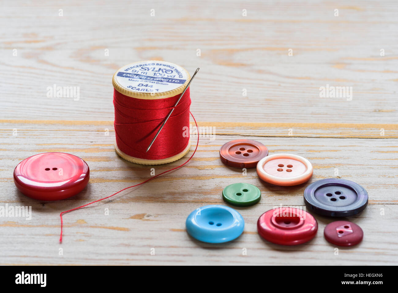 Cotton reels and buttons Stock Photo - Alamy