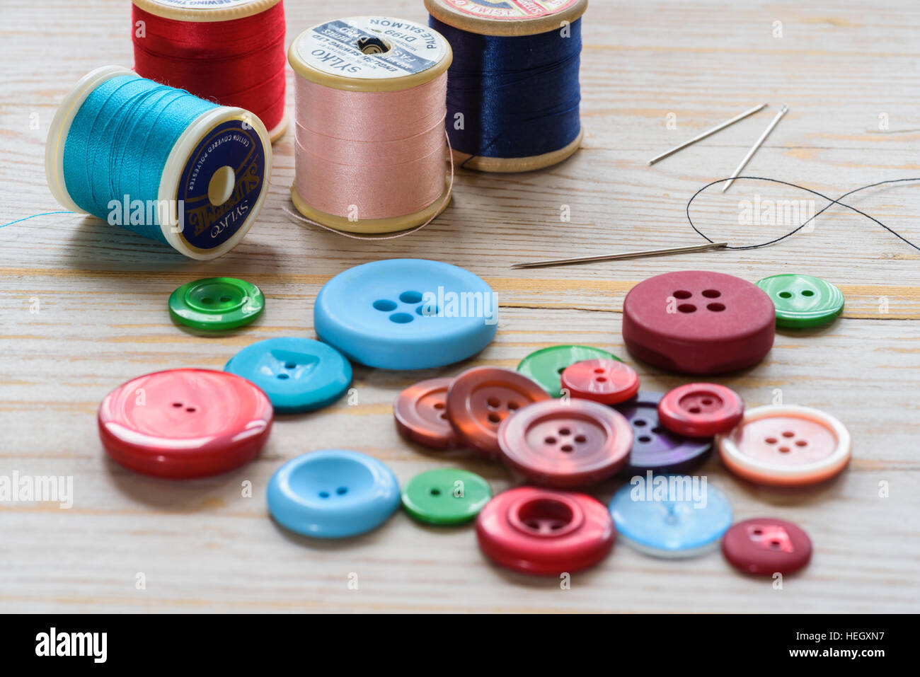 Cotton reels and buttons Stock Photo - Alamy