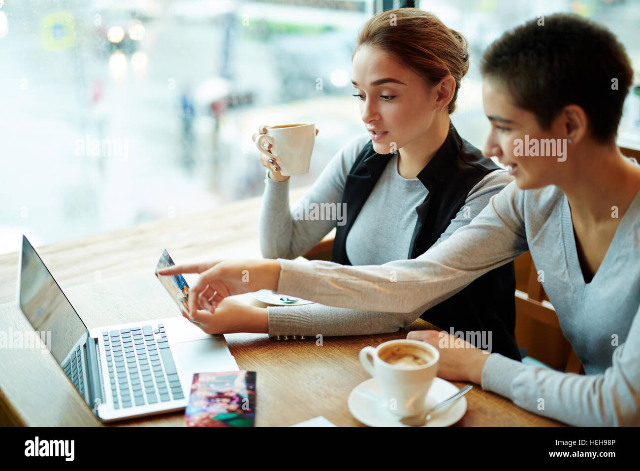 Girls having coffee hi-res stock photography and images - Alamy