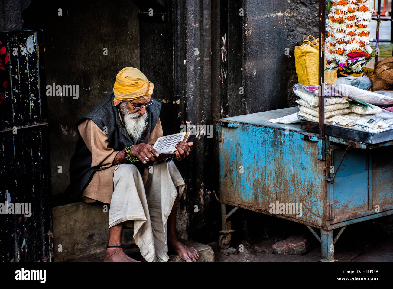 A hindu sadhu reading his holy book Stock Photo - Alamy