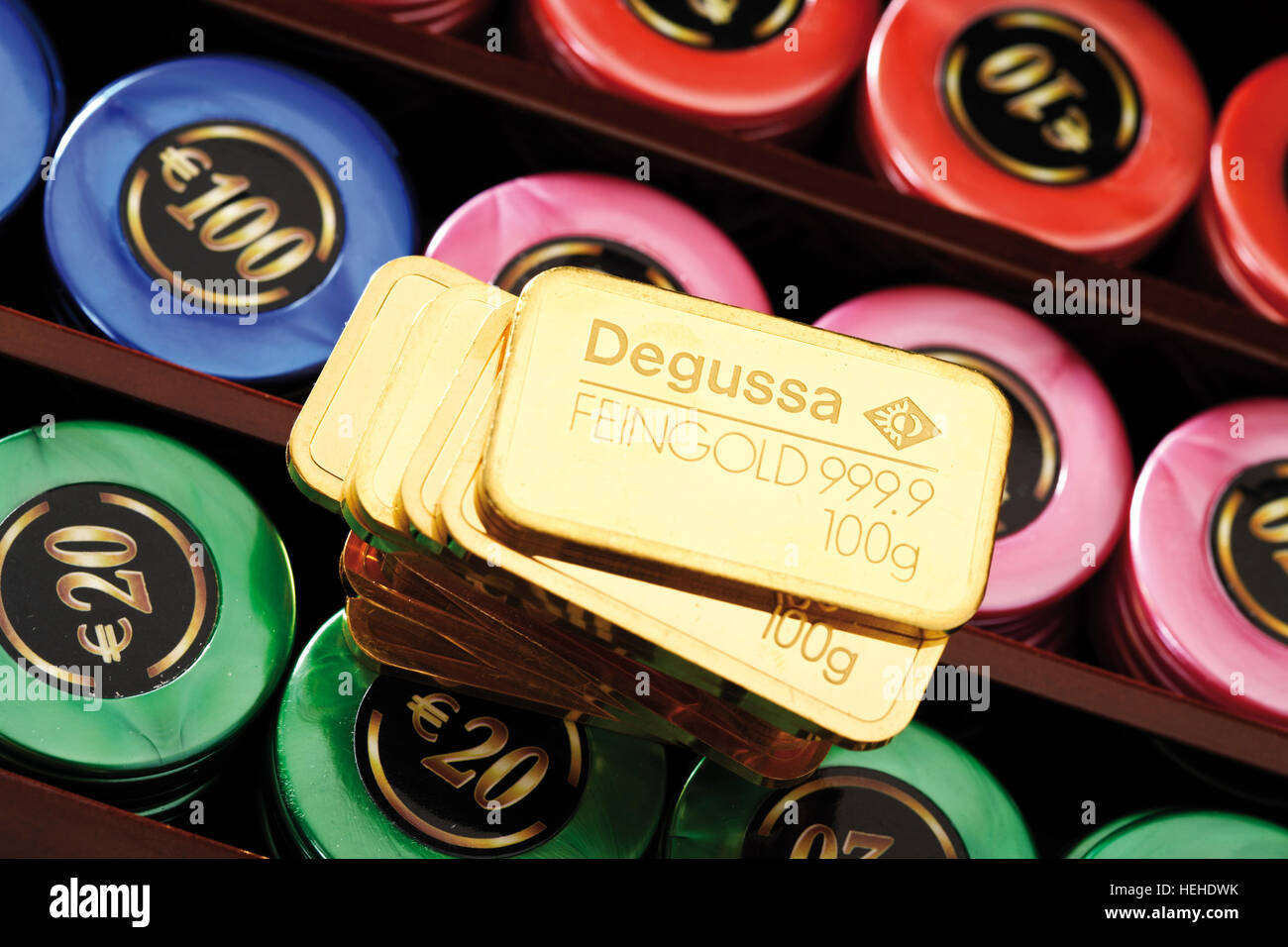 Gold bars on a roulette table with casino chips Stock Photo - Alamy