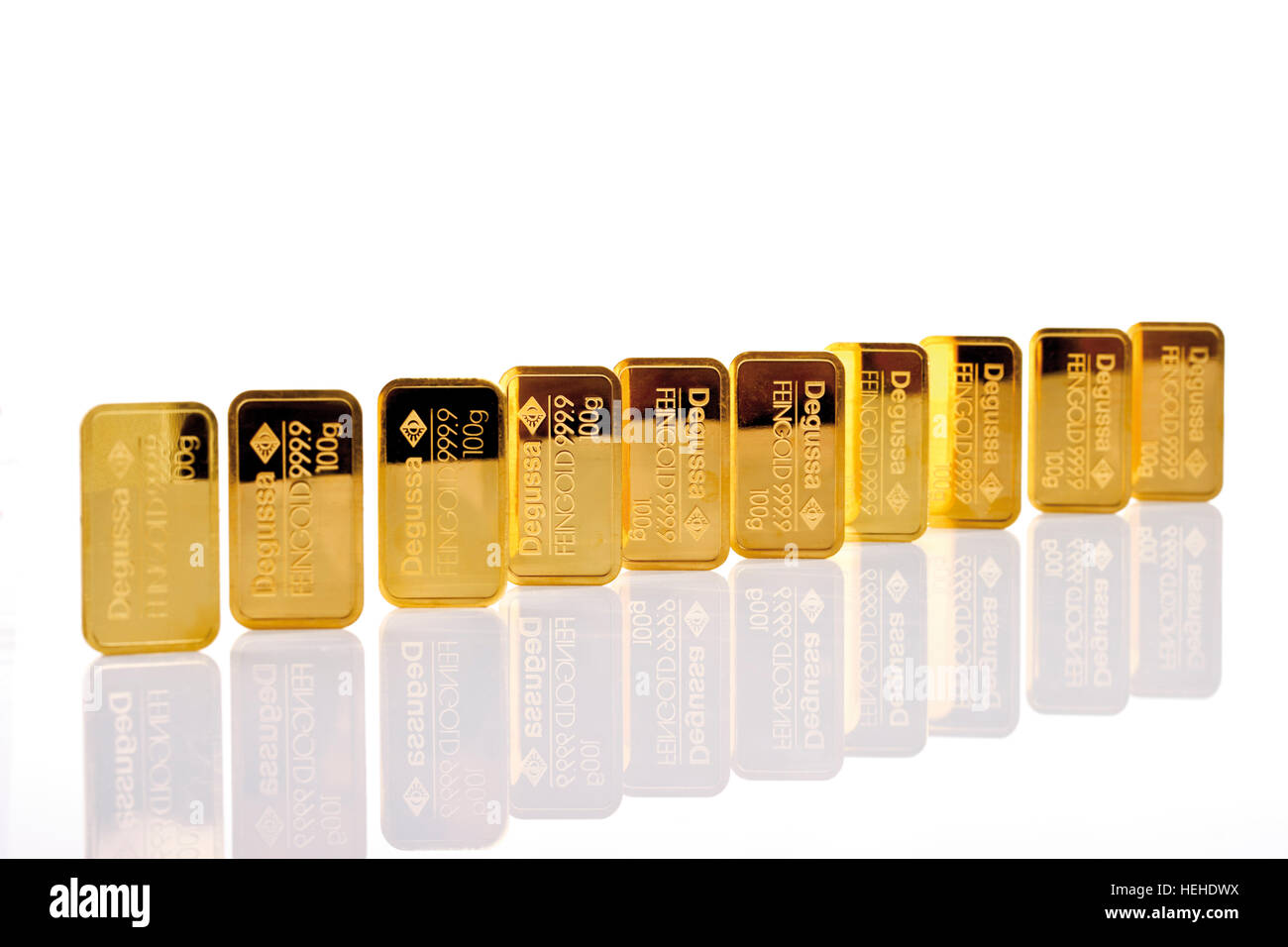 Gold bars in a row Stock Photo - Alamy