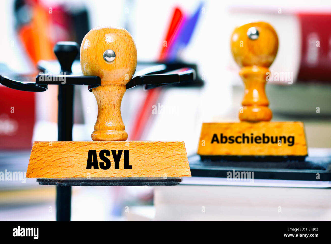 Stempel mit der Aufschrift Asyl und Abschiebung Stock Photo - Alamy