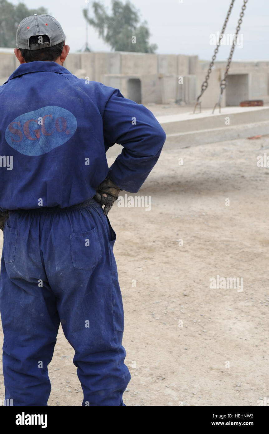 Iraqi contractor Jalil Bridge from Baghdad, Iraq, helps U.S. Soldiers ...
