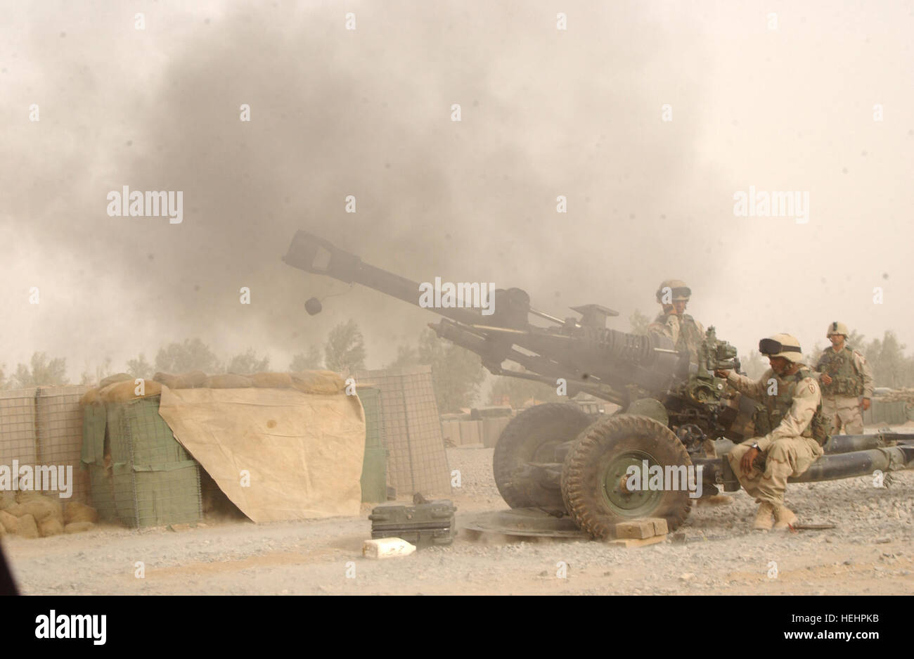 040917-A-0363C-010 Soldiers from Alpha 37th Field Artillery fire an ...