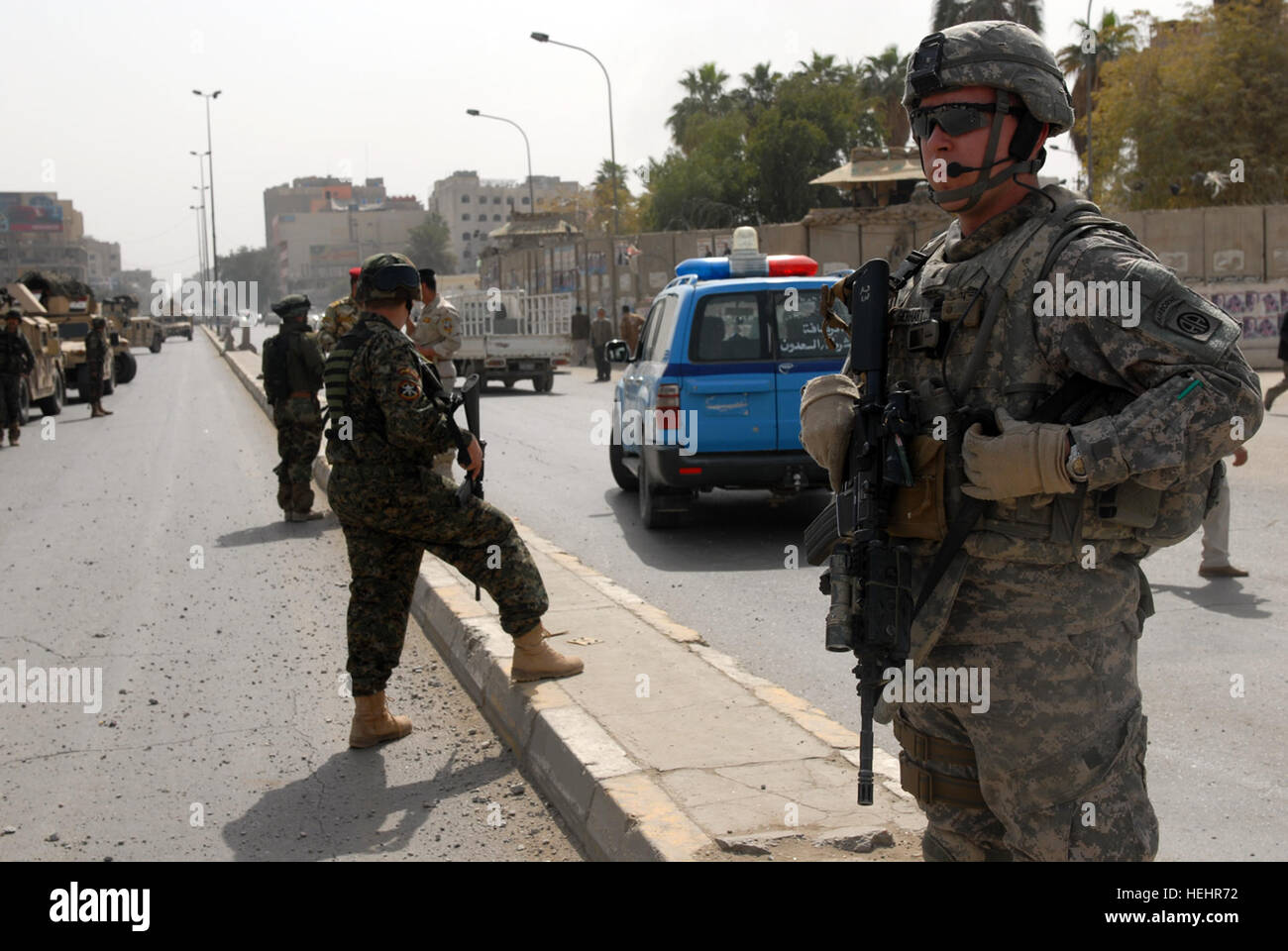 U s army soldiers monitor hi-res stock photography and images - Alamy
