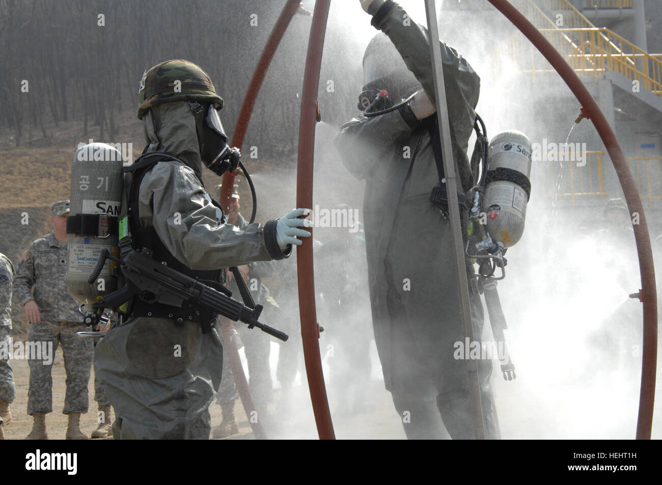 South Korean soldiers with Chemical Special Forces demonstrate ...