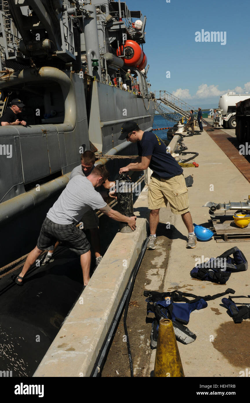 The USNS Grasp, a Military Sealift Command rescue and salvage ship ...