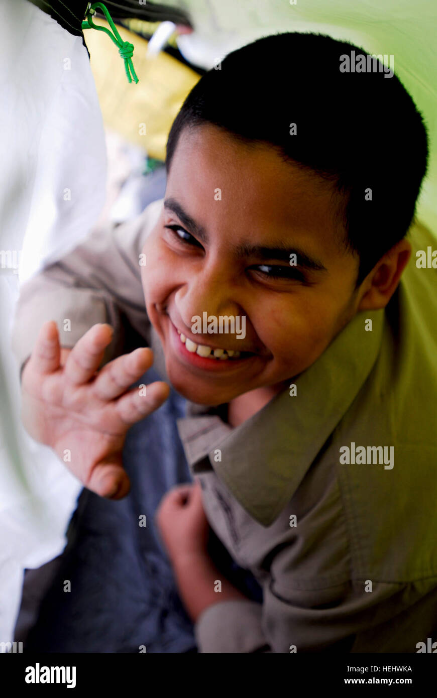 Iraqi children set up and play in tents at a Boy Scouts & Girl Guides ...