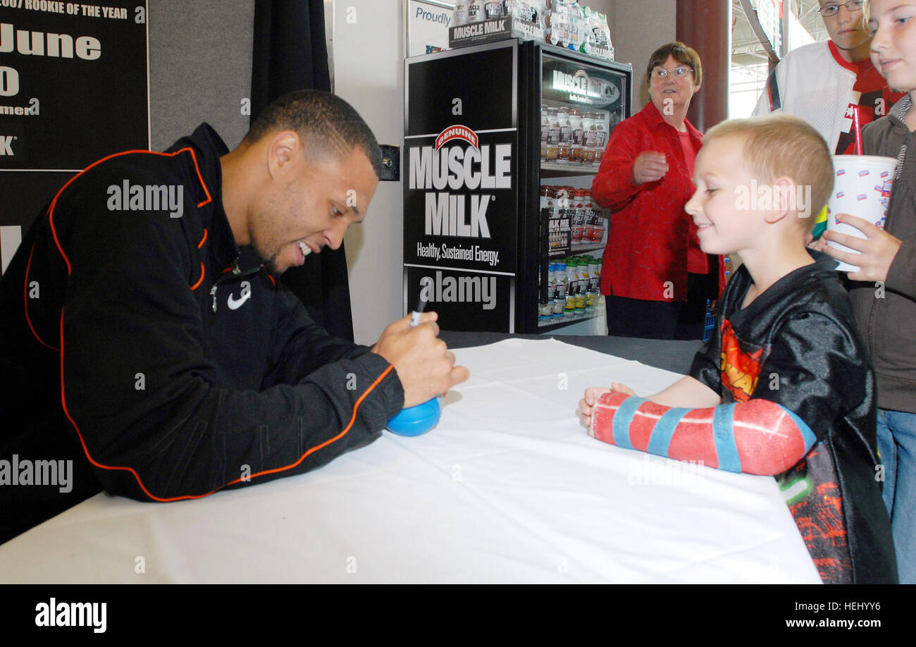 Spc. Aaron Carpenter Brandon Roy signs Aiden Wigginton's cast during an ...