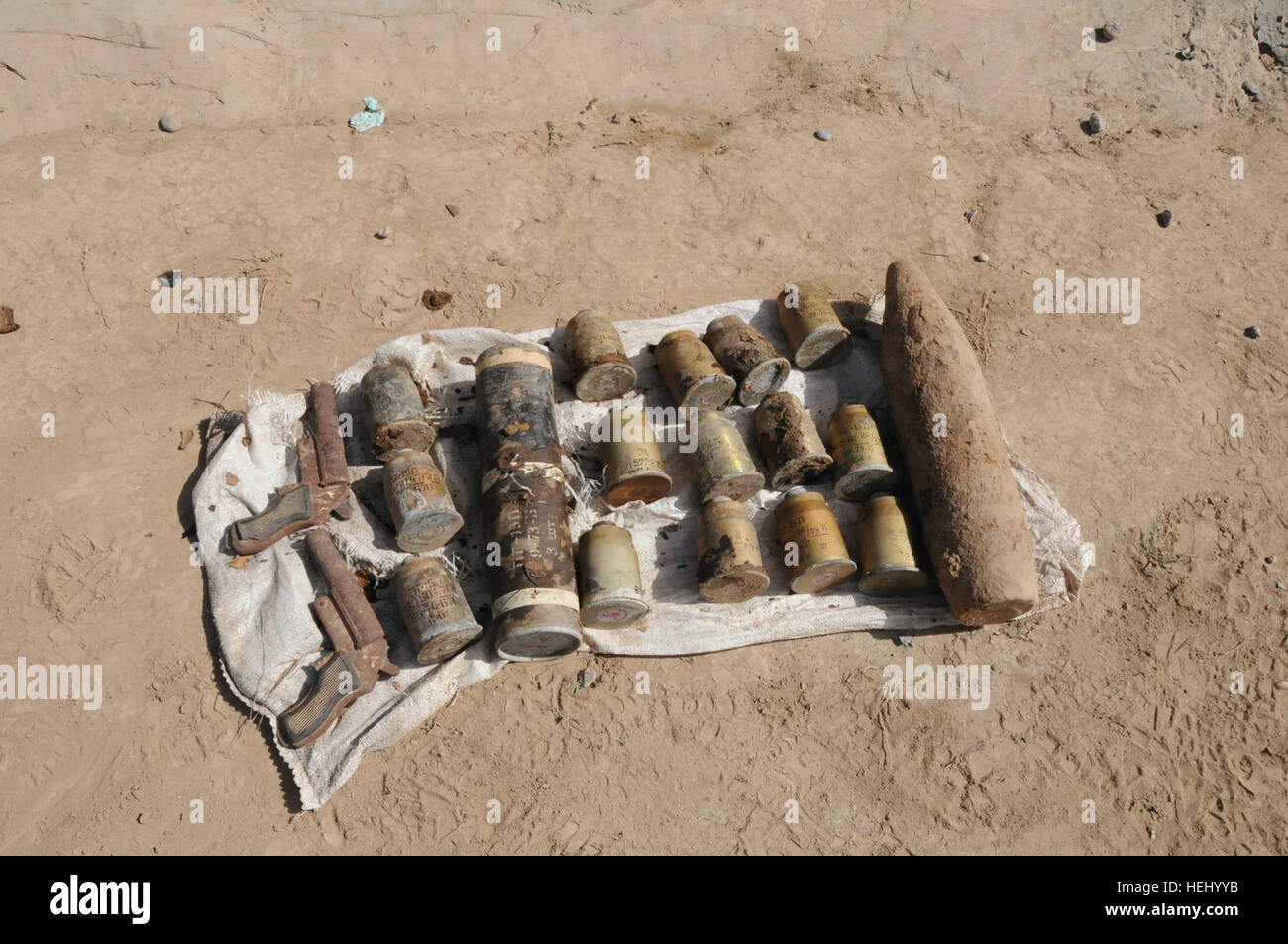 Iraqi Federal Police and soldiers from the Headquarters Service Battery ...
