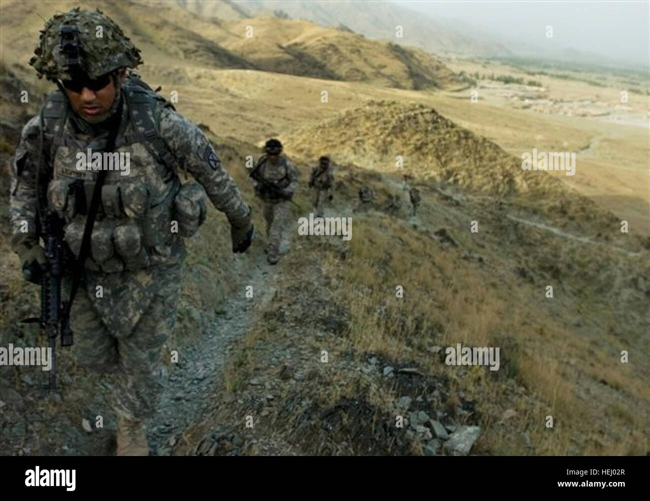 Soldiers with Headquarters and Headquarters Company, 1st Battalion ...
