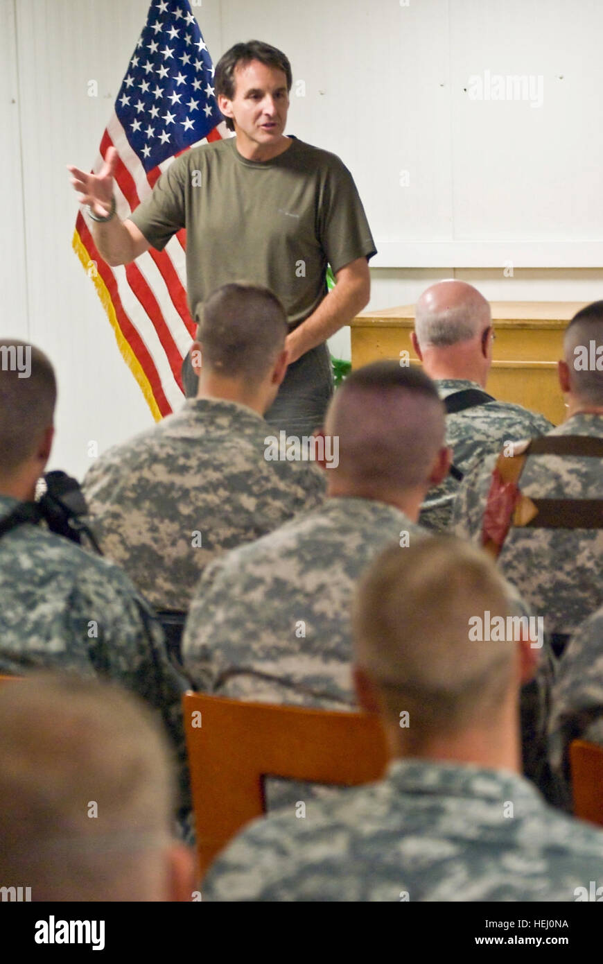 Minnesota Gov. Tim Pawlenty talks with 34th Military Police Company ...
