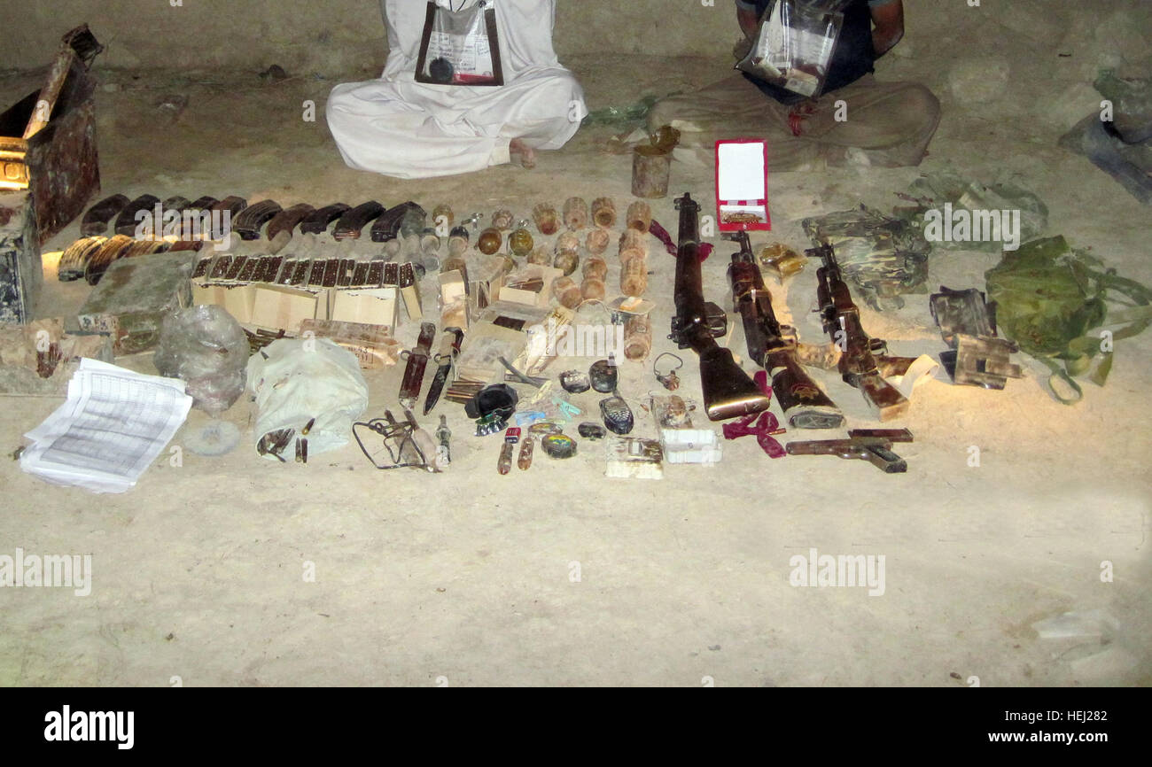 Afghanistan border policemen and International Security Assistance ...