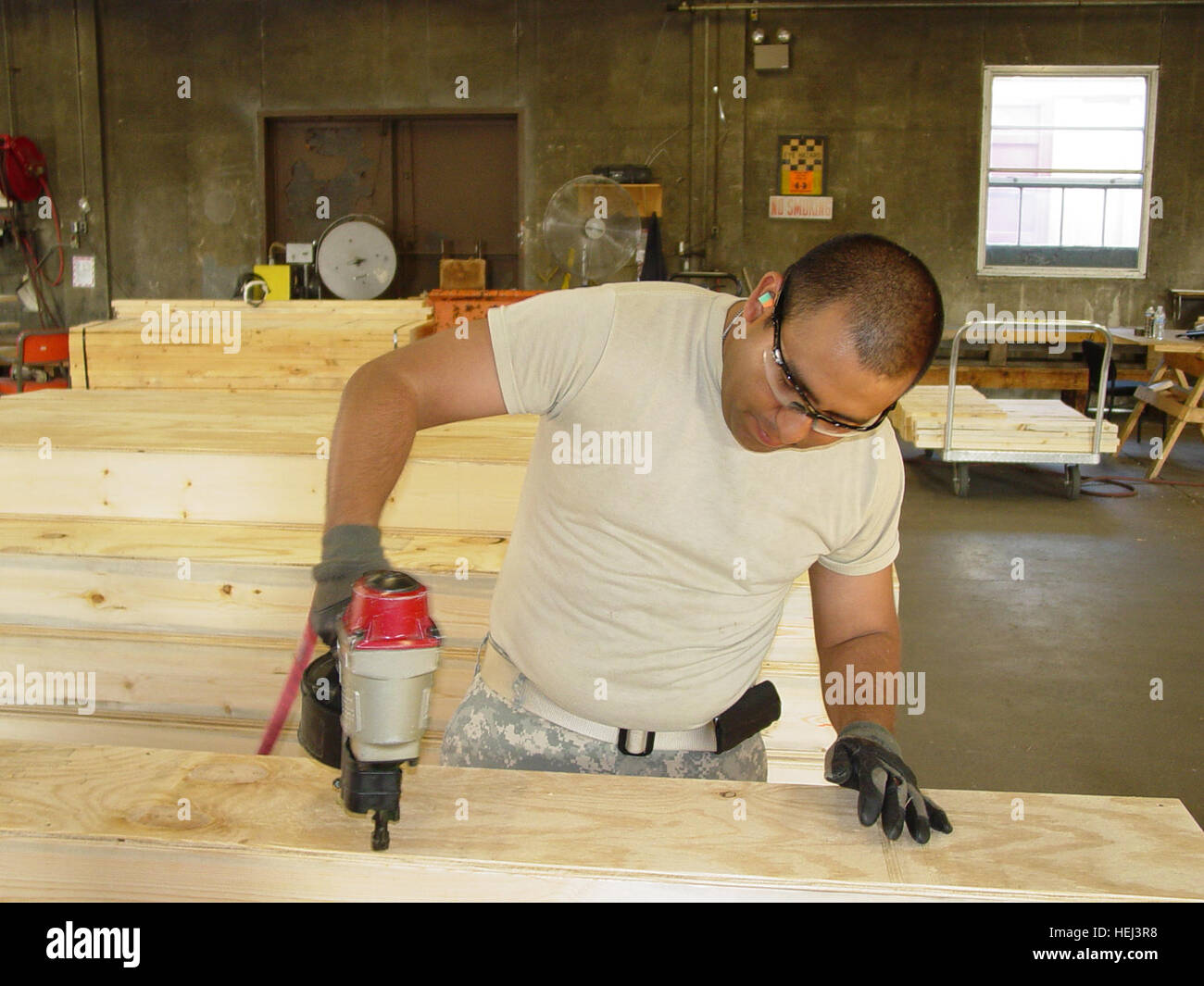 US Army 51856 Working on blocking and bracing Stock Photo - Alamy