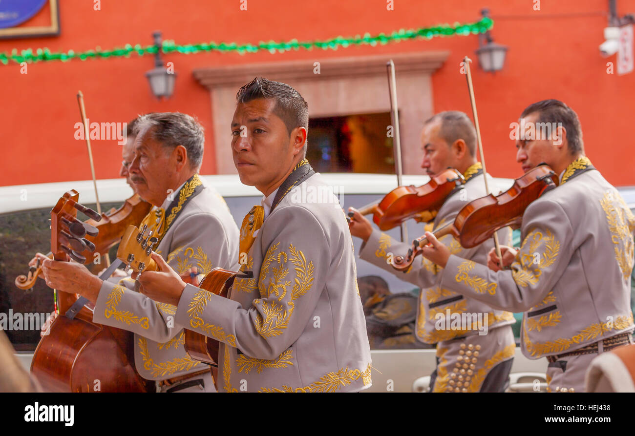 Mariachi Band Violin Players Jardin Town Square San Miguel de Allende ...