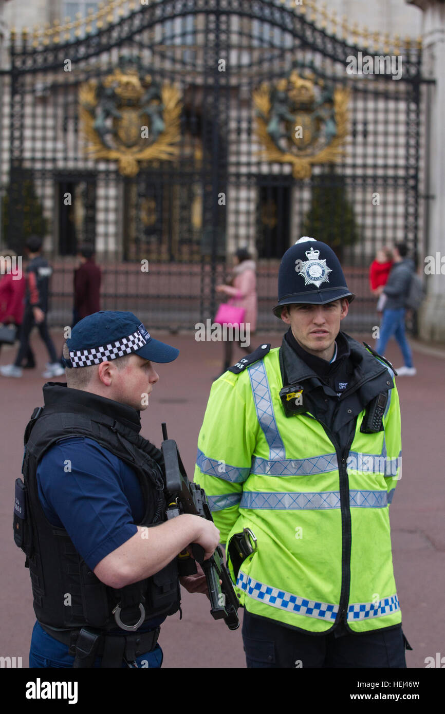 Buckingham palace police gates armed hi-res stock photography and ...