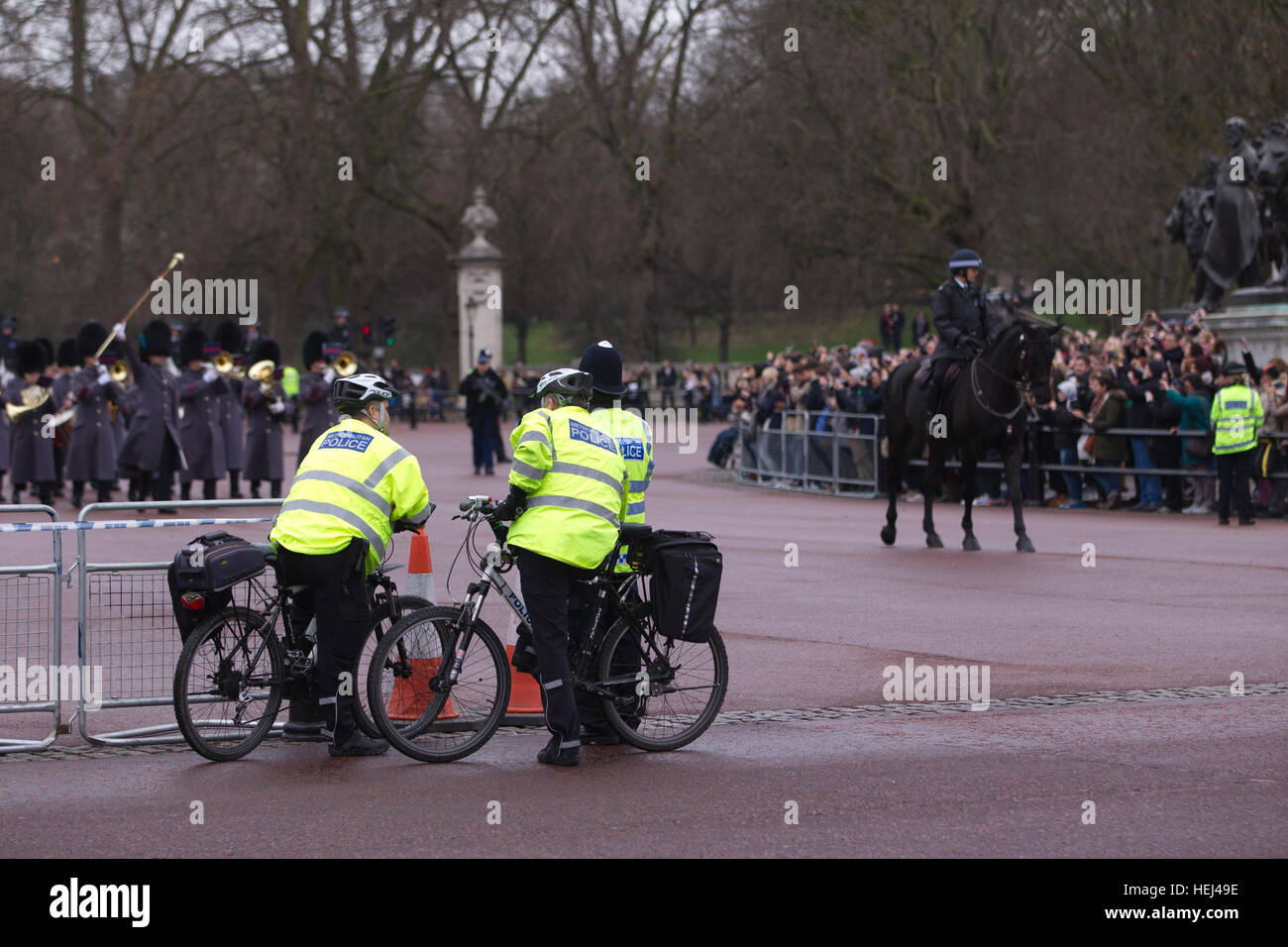 Buckingham palace police gates armed hi-res stock photography and ...