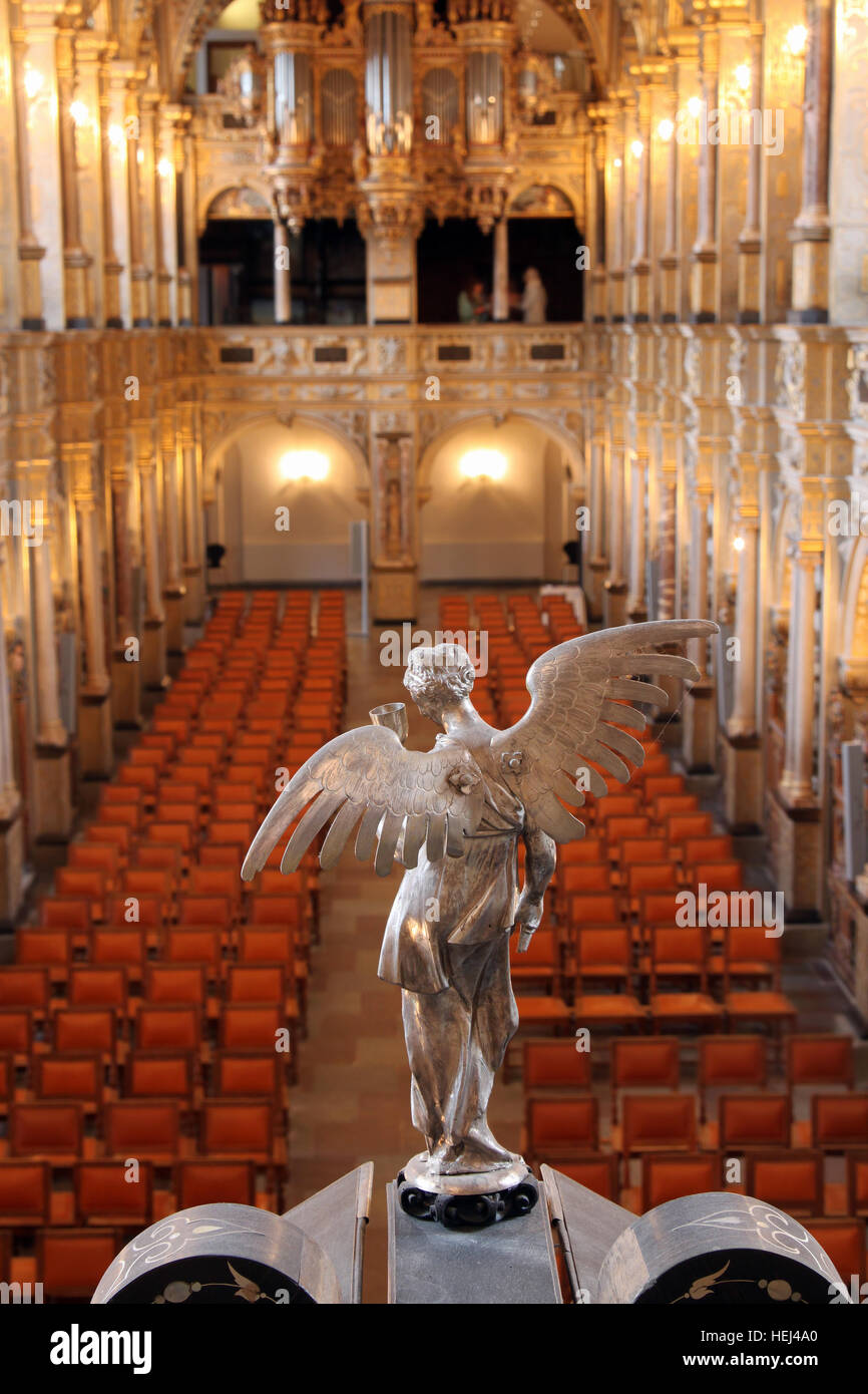 Golden angel wings hi-res stock photography and images - Alamy