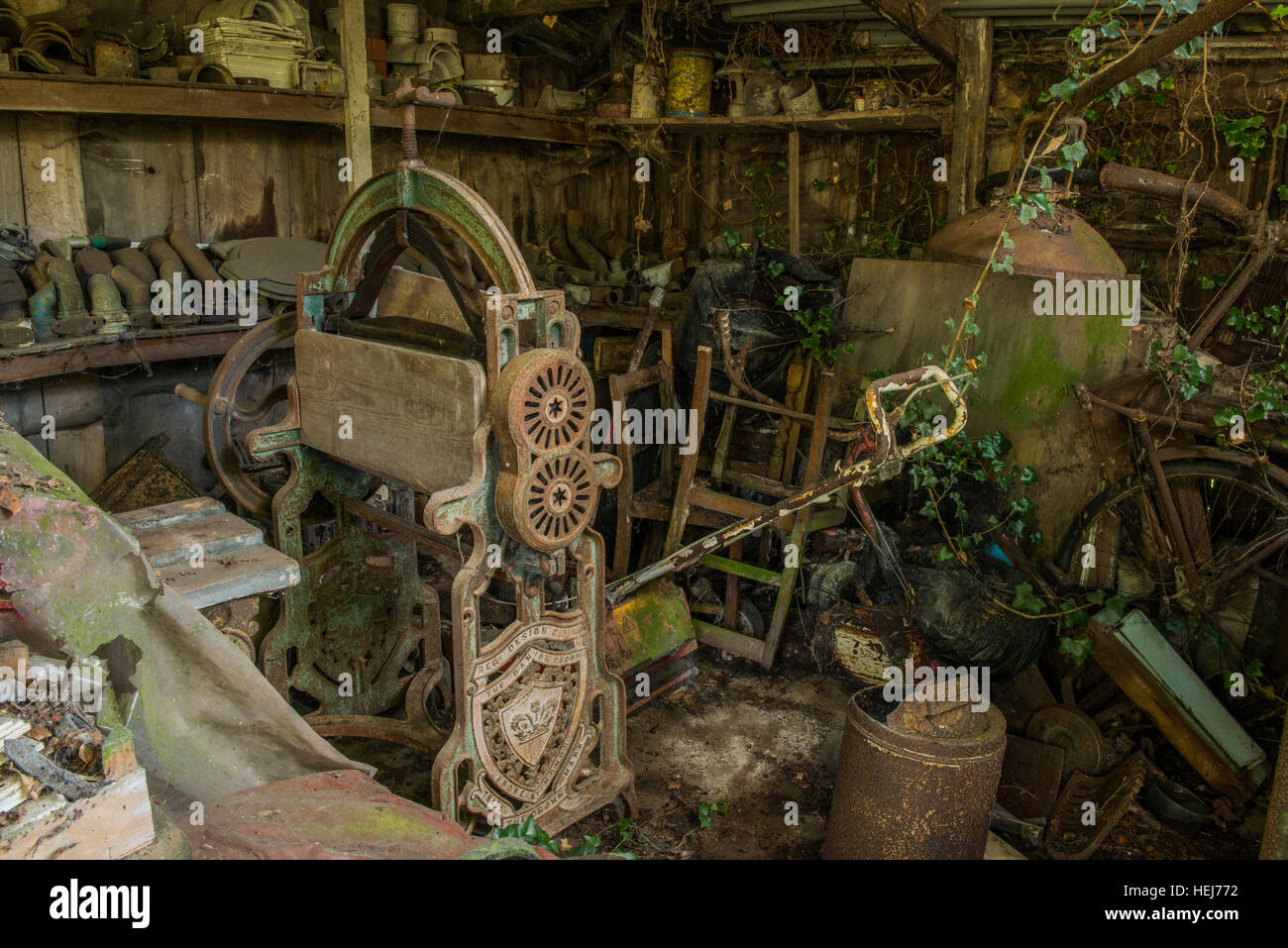 Abandoned workshop hi-res stock photography and images - Alamy
