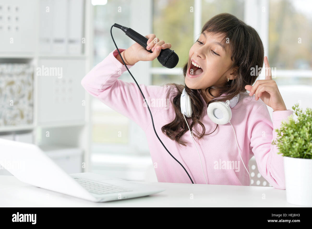 girl singing songs Stock Photo - Alamy
