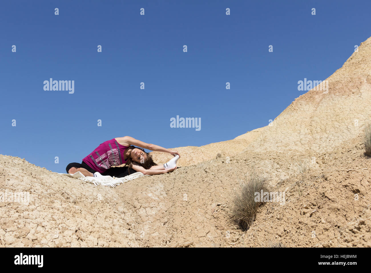 Human in desert hi-res stock photography and images - Alamy