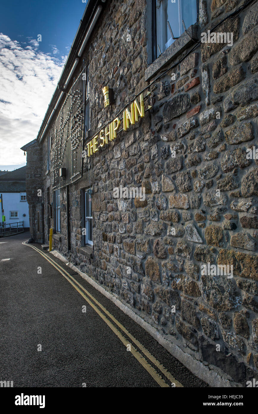 The ship pub sign hi-res stock photography and images - Alamy