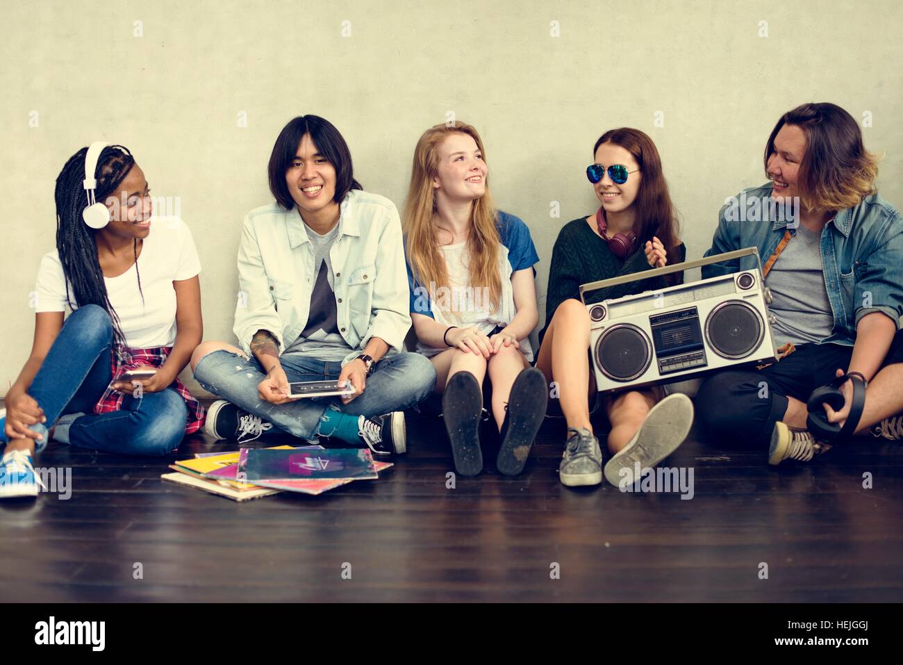 Vinyl music teens lifestyle leisure hi-res stock photography and images ...