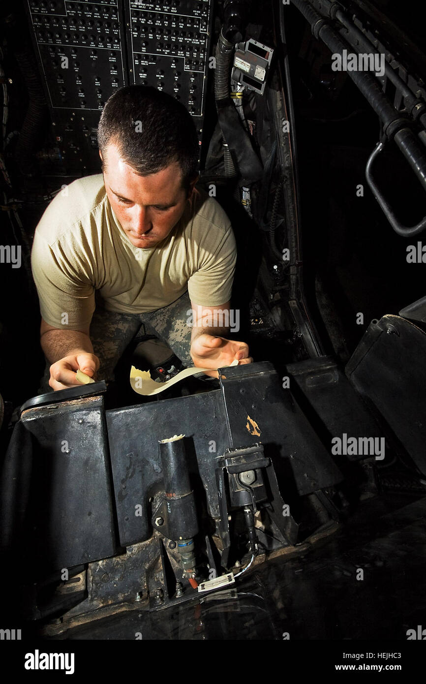 U s army helicopter mechanics hi-res stock photography and images - Alamy
