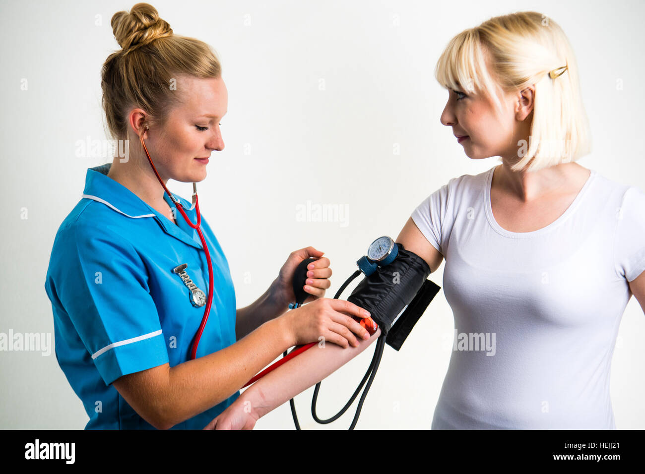 UK Health care professionals : A National Health Service (NHS) woman ...