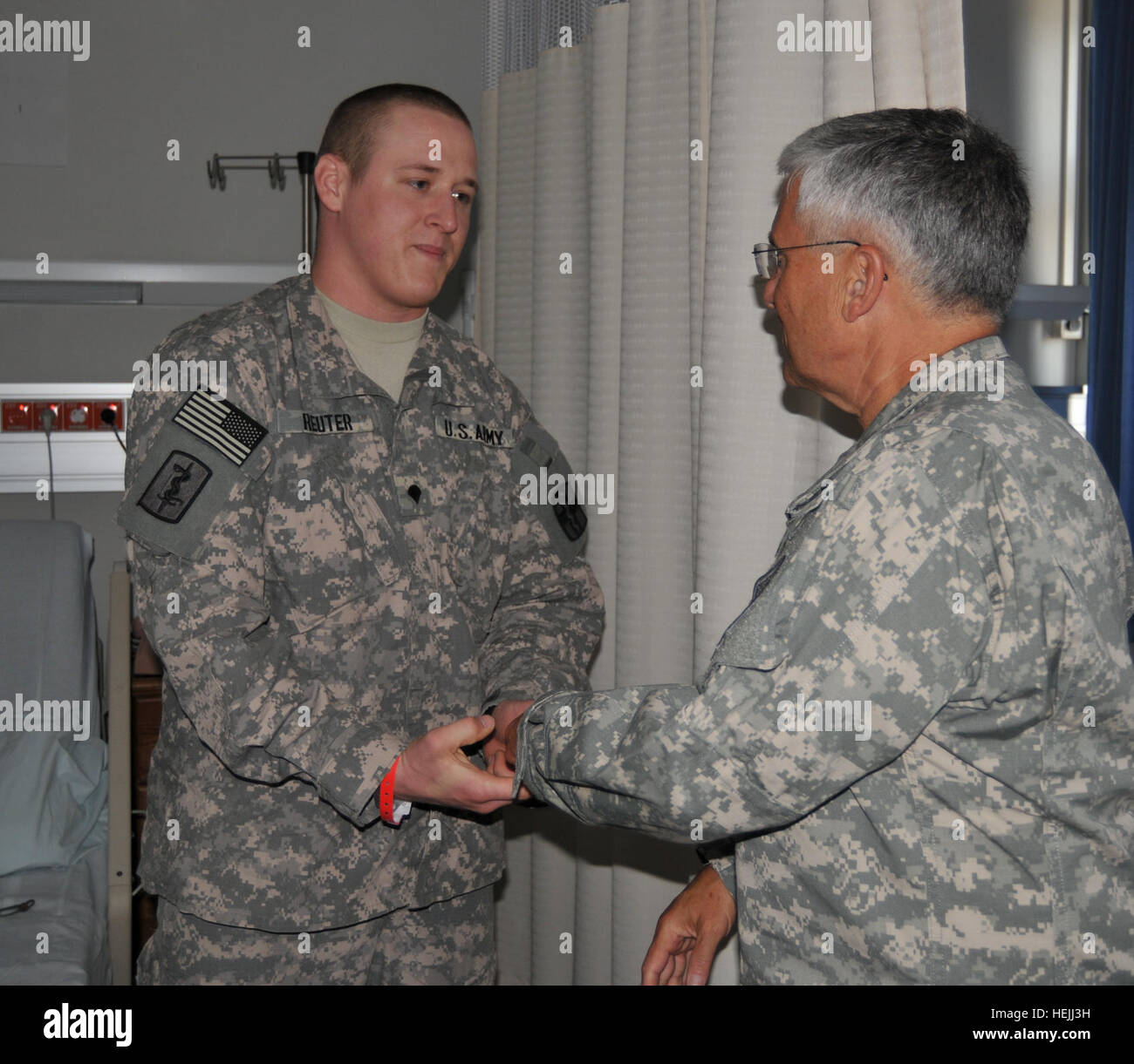 US Army 51650 Spc. Louis W. Reuter III meets Chief of Staff of the Army ...