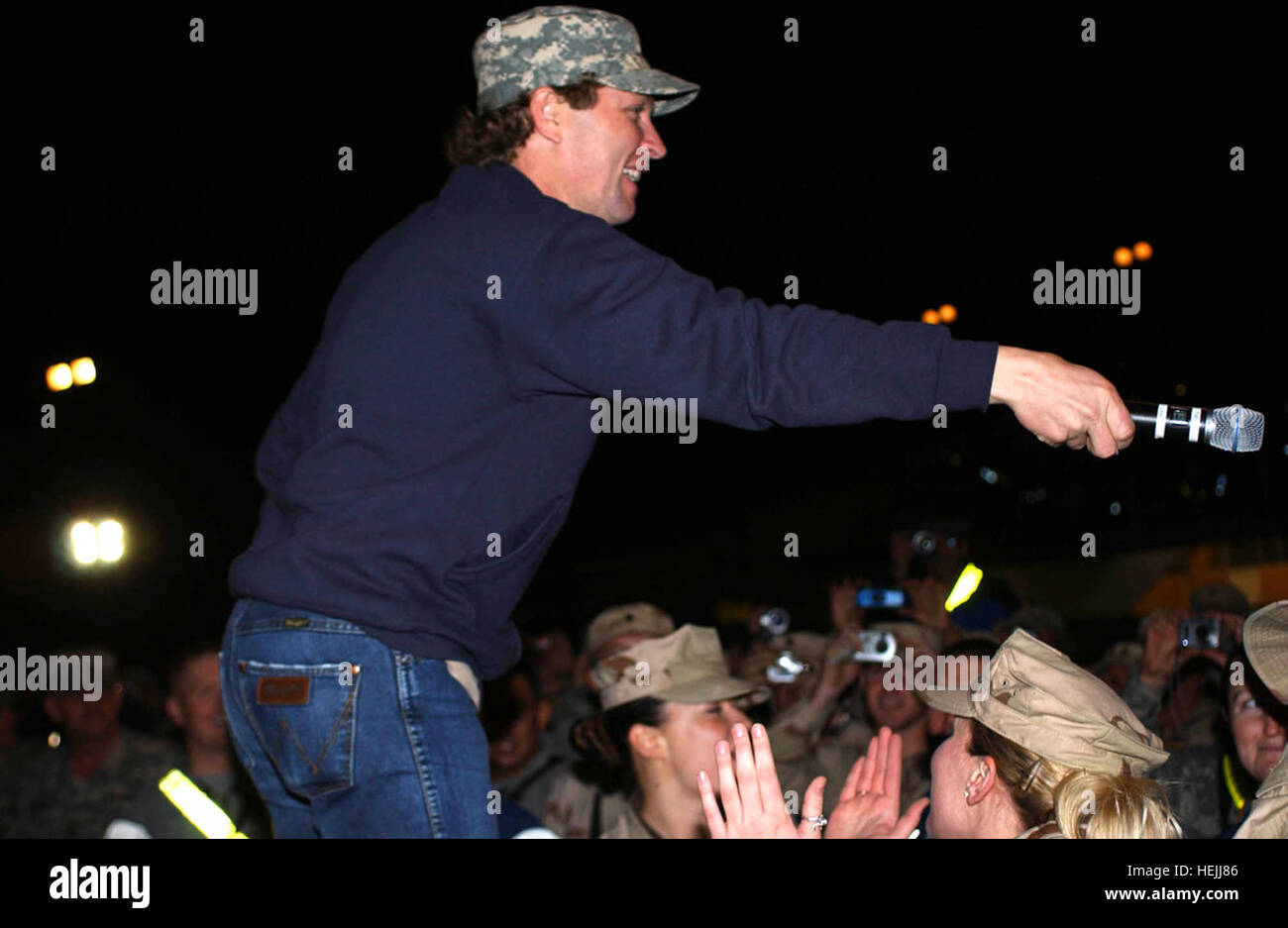 Country vocalist Craig Morgan joins fans during the Sergeant Major of ...