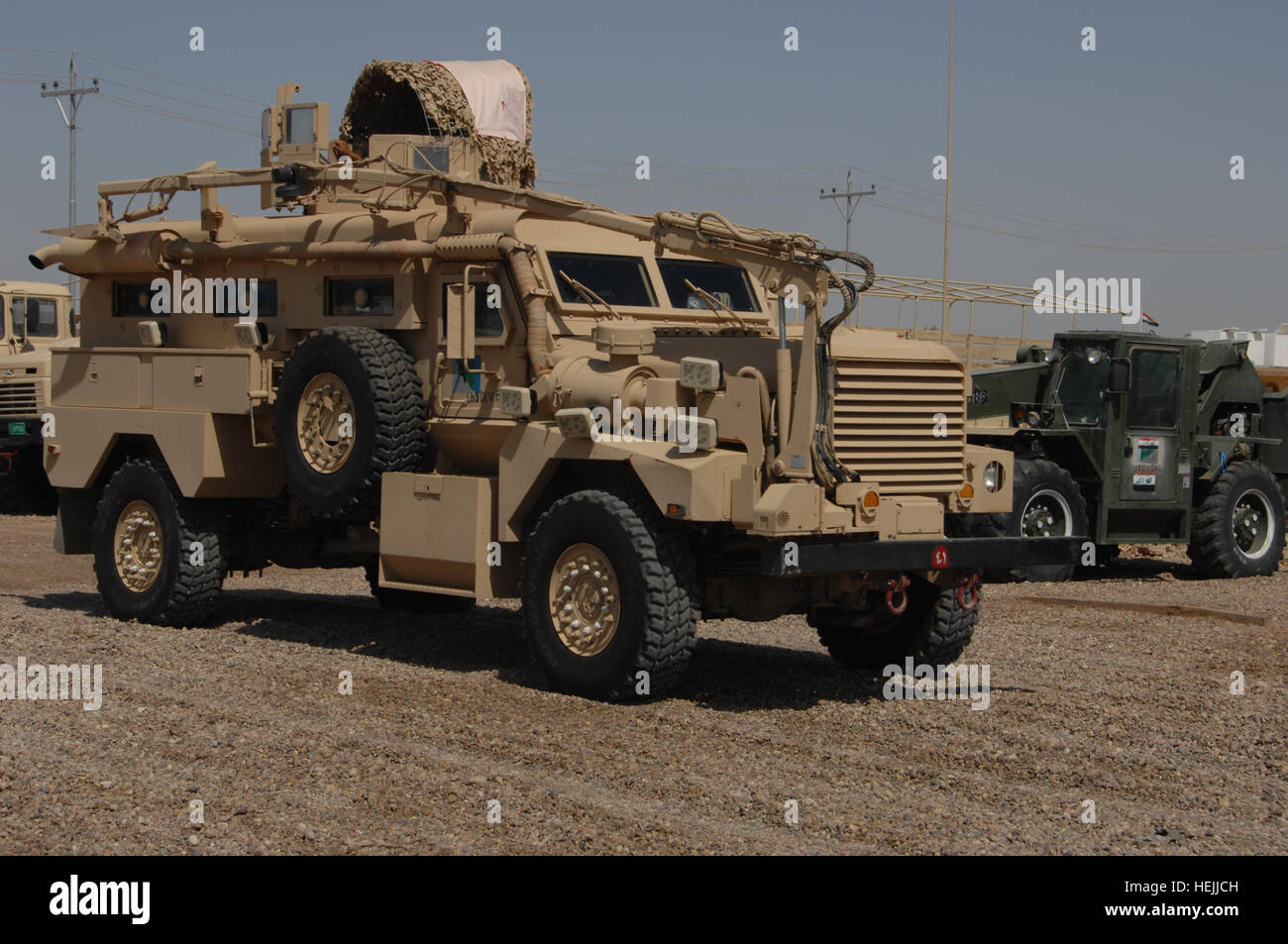 Iraqi soldiers with the 2nd Company, 9th Regiment, 36th Engineer Iraq ...