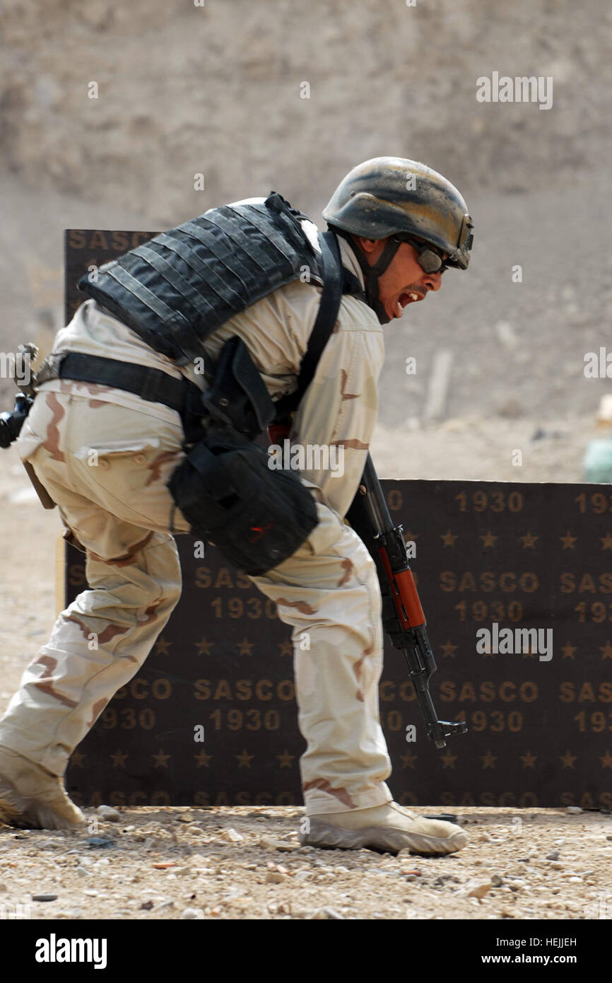 Iraqi and U.S. Soldiers conduct a movement under fire exercise at ...