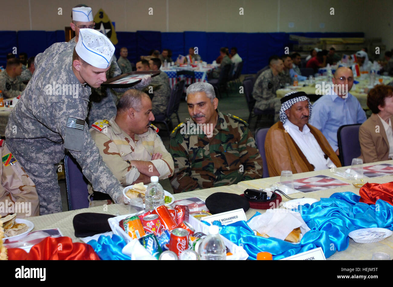 In a reversal of common roles, a U.S. Soldier serves luch to Iraqi Army ...