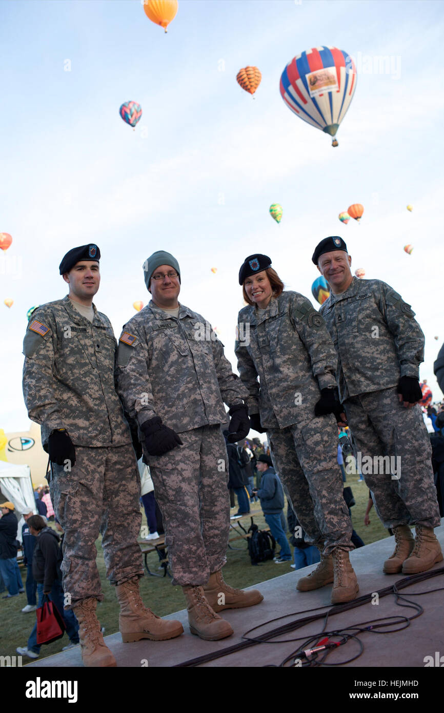 US Army 53144 The VOLS at Balloon Fiesta Stock Photo - Alamy